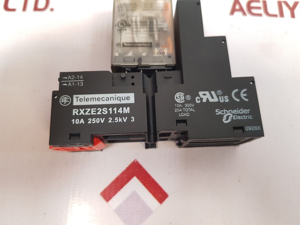 TELEMECANIQUE SCHNEIDER ELECTRIC RXZE2S114M RELAY WITH RXM4AB2BD - Aeliya Marine