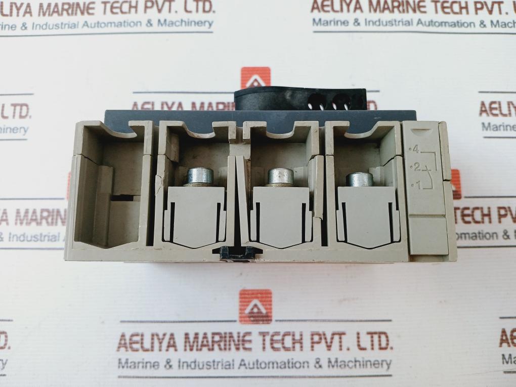 Schneider Electric Ins160compact Switch Disconnector 250v - Aeliya Marine