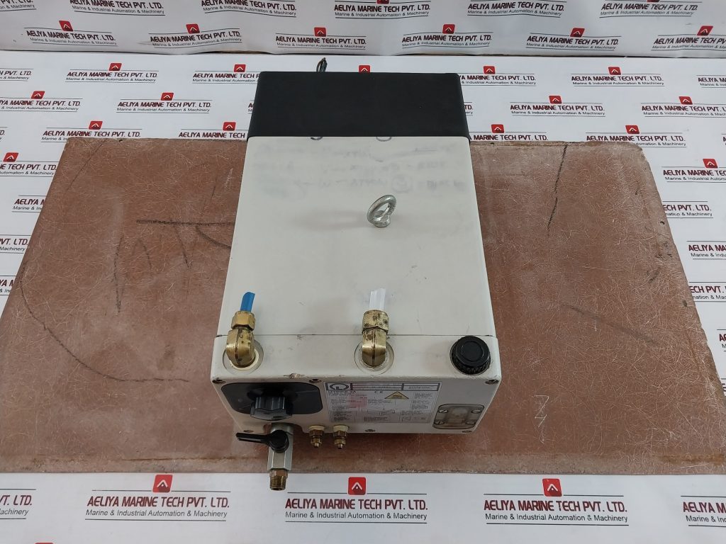 Leybold Sv25 955 03 63 Vacuum Pump 200v - Aeliya Marine