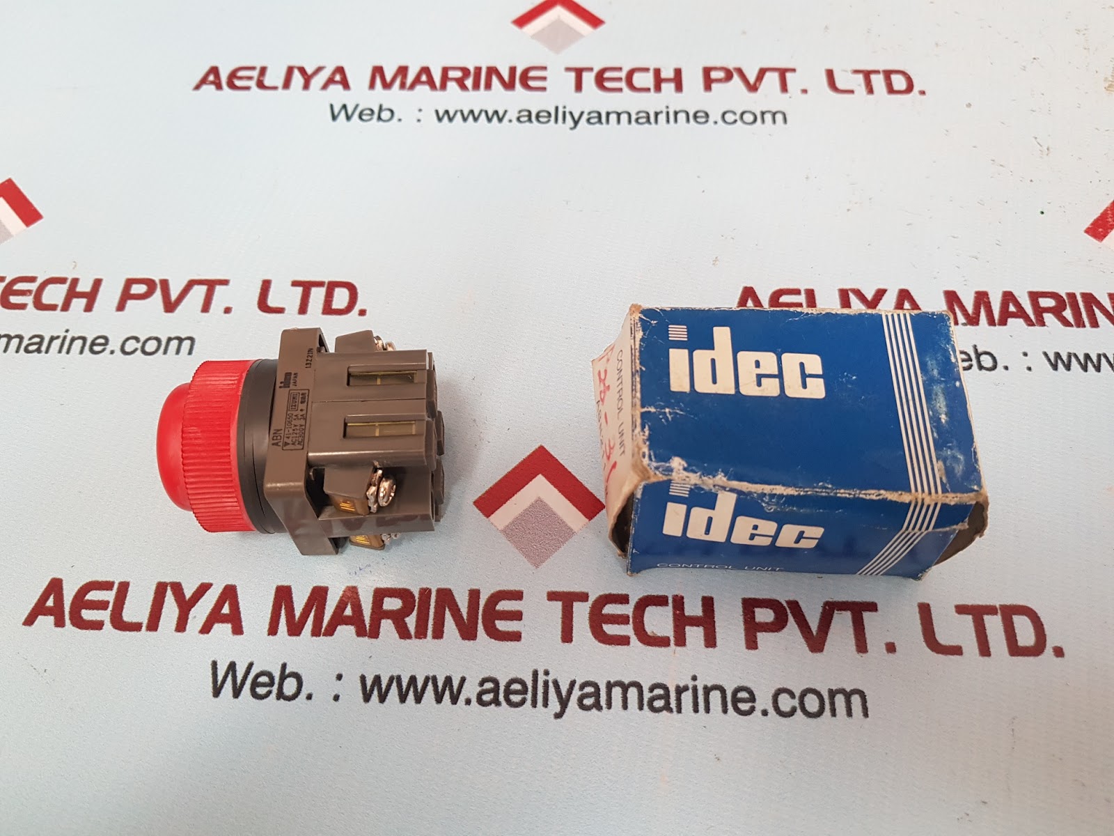 IDEC 41-10650 IZUMI RED MOMENTARY PUSH BUTTON - Aeliya Marine