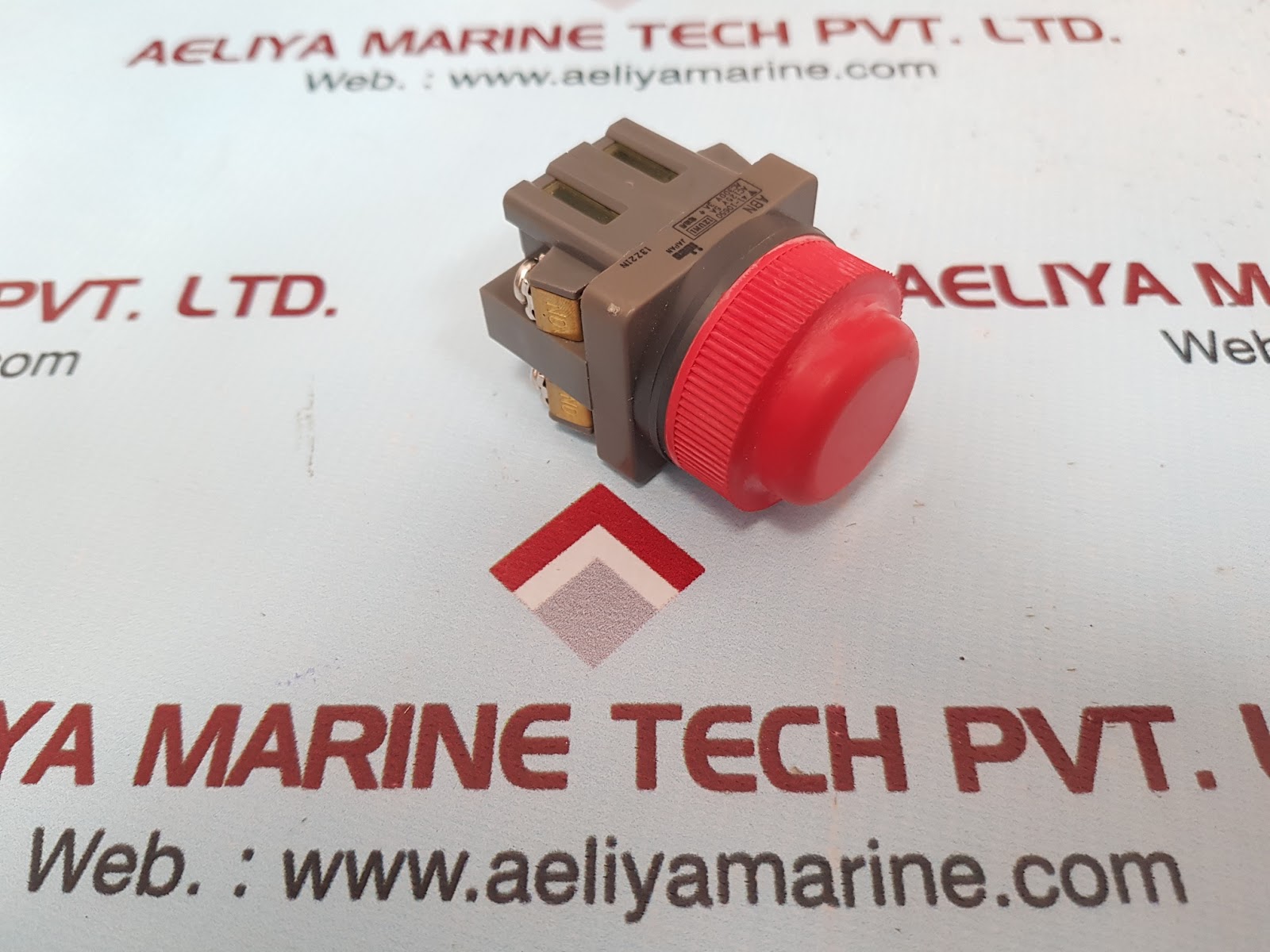 IDEC 41-10650 IZUMI RED MOMENTARY PUSH BUTTON - Aeliya Marine