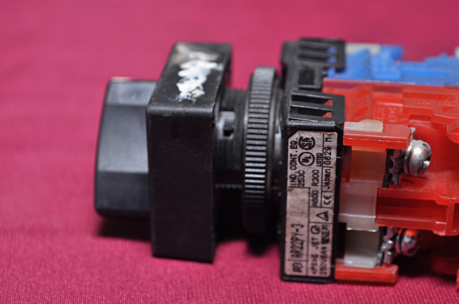 Fuji ar22py-3 push button - Aeliya Marine